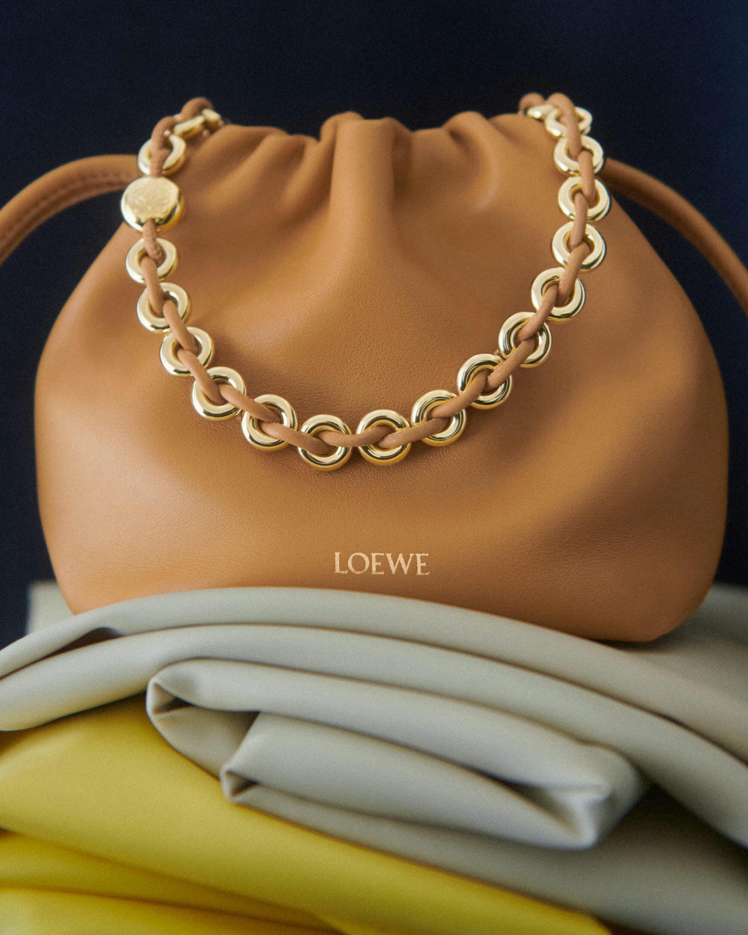 Loewe Flamenco 雲朵手拿包還推薦嗎？不出國、免代購專櫃65折入手！跟全新變奏款Purse差異？ – 厭室女郎Emily